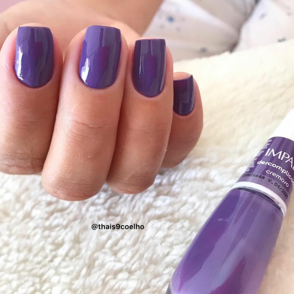 O poder do esmalte Roxo. Unhas decoradas espetaculares para você chamar ...