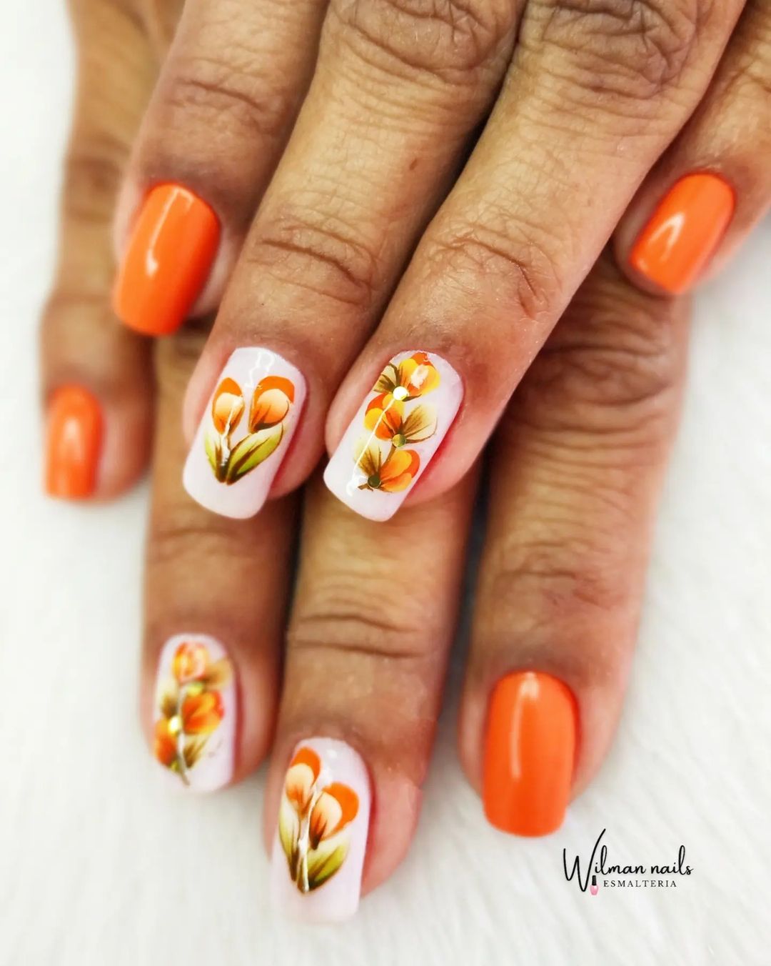 Unhas com decorações maravilhosas em tons de Laranja. Recomendo que ...